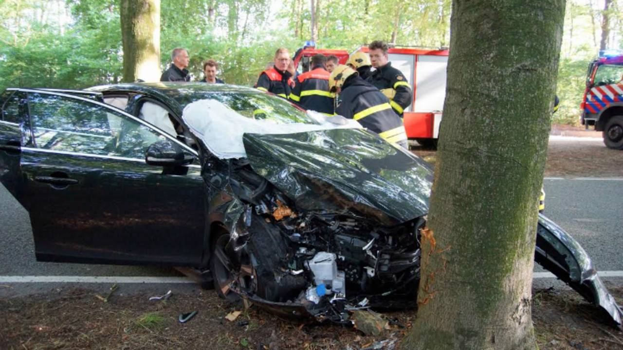 Vrouw gewond na botsing tegen boom in Loon op Zand - Omroep Brabant