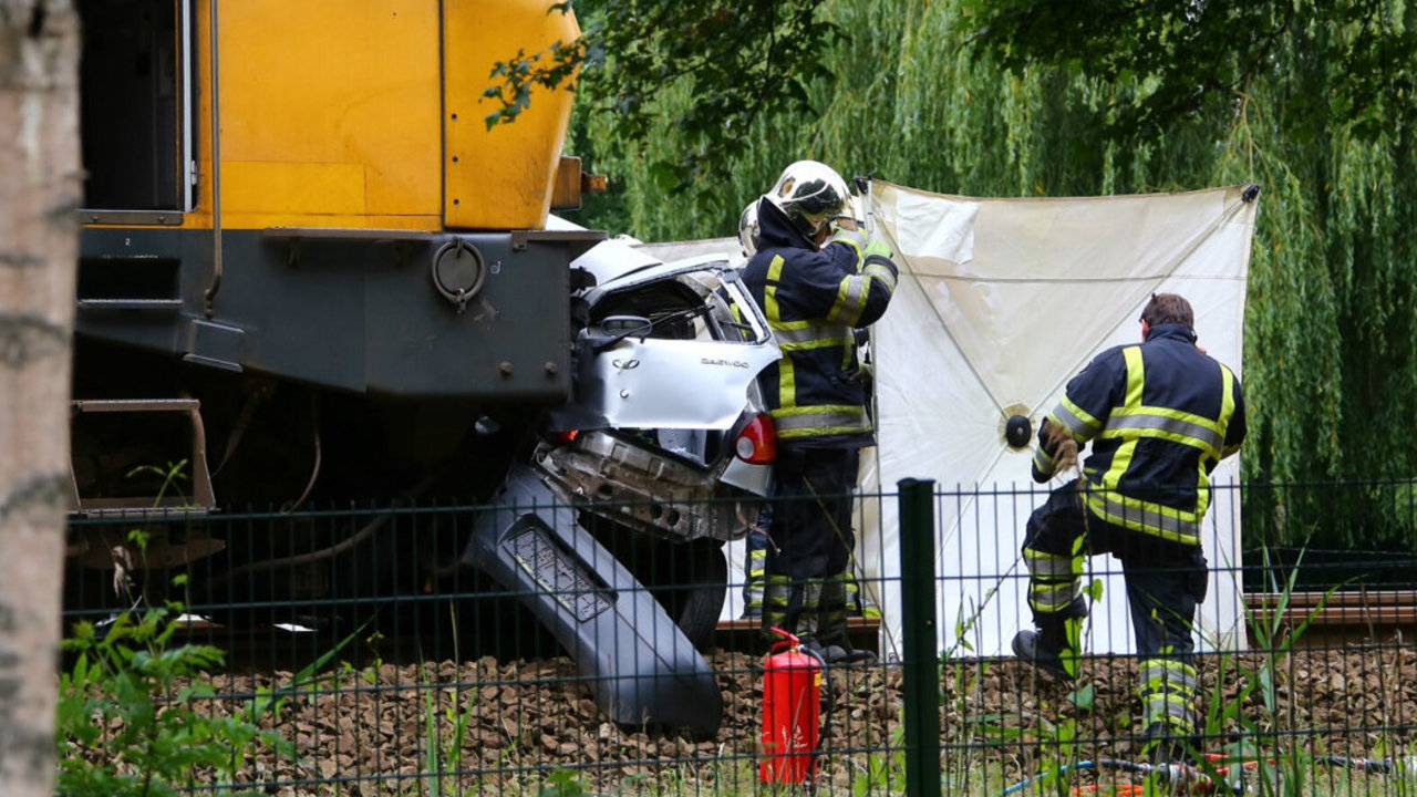 Vrouw komt om bij botsing met trein bij spoorwegovergang Molenstraat in ...