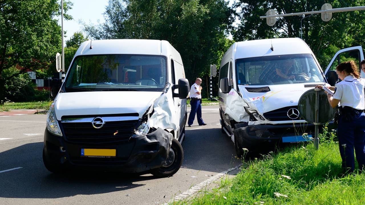 Gewonde na botsing tussen bestelbus en taxibus in Breda - Omroep Brabant