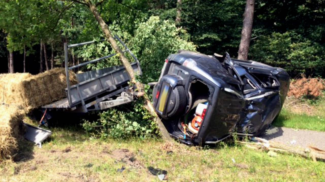 Gekantelde jeep met aanhanger hooi zorgt voor ravage op N282 bij ... Gekantelde jeep met aanhanger hooi zorgt voor ravage op N282 bij ...