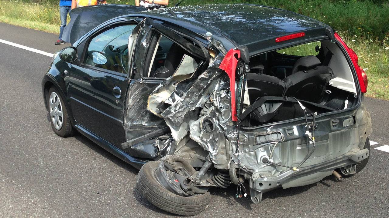 Vrachtwagen botst op auto op A59 bij Den Bosch: man gewond - Omroep Brabant