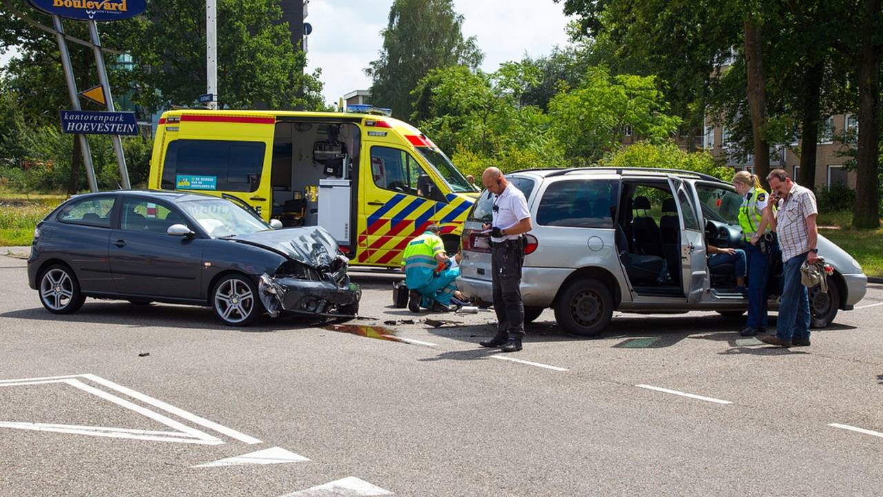 Twee gewonden bij botsing op Europaweg in Oosterhout - Omroep Brabant