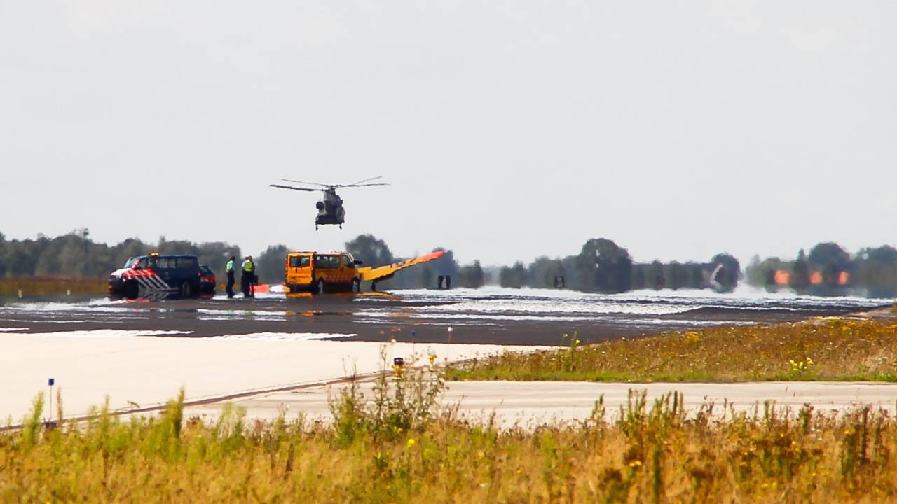 Historisch vliegtuig zakt door landingsgestel op vliegbasis Gilze-Rijen ...