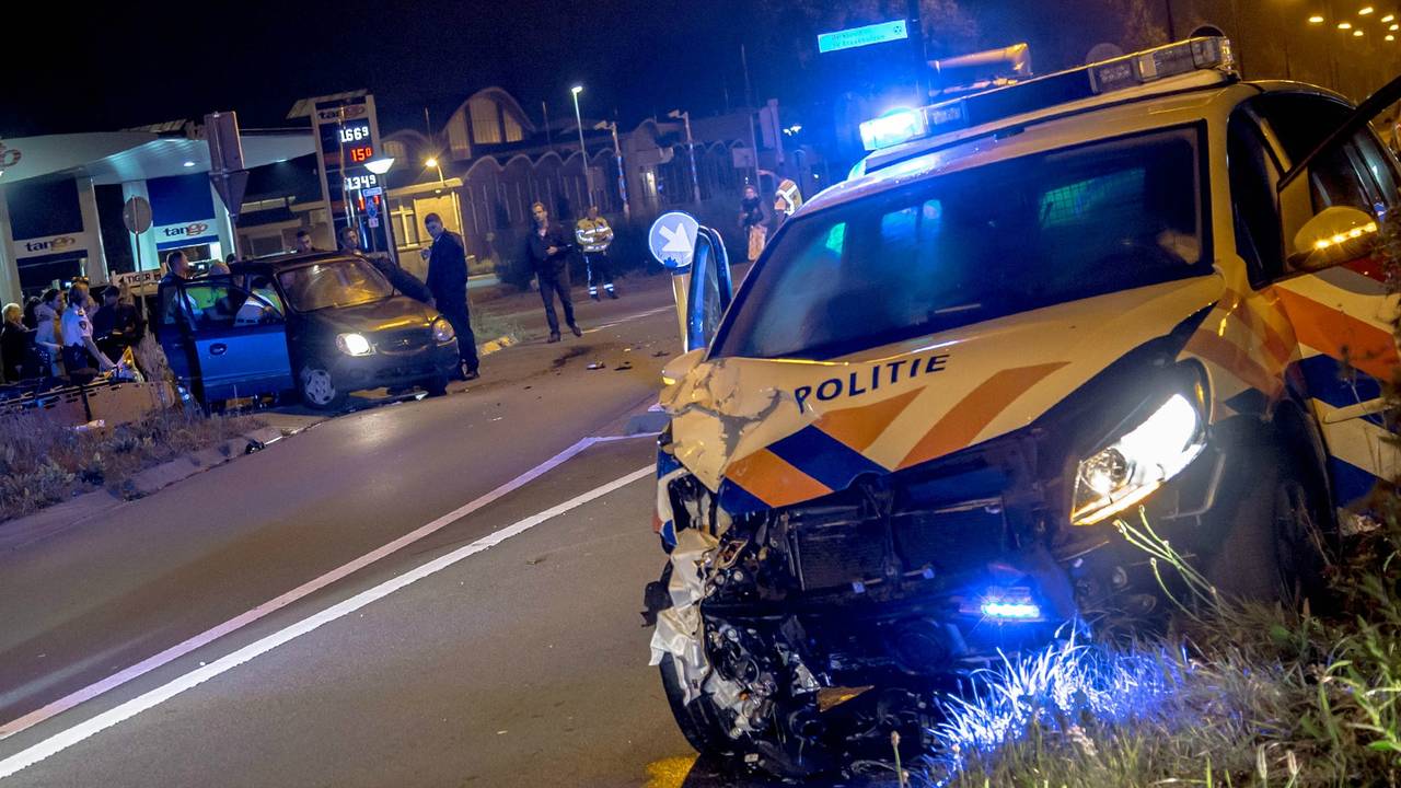 Gewonde bij botsing tussen politiewagen en personenauto in Geldrop - Omroep Brabant