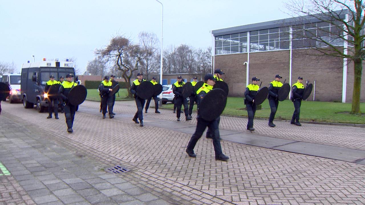 ME oefent aanpak illegale houseparty's in Uden: Jongeren 'rellen' met ...