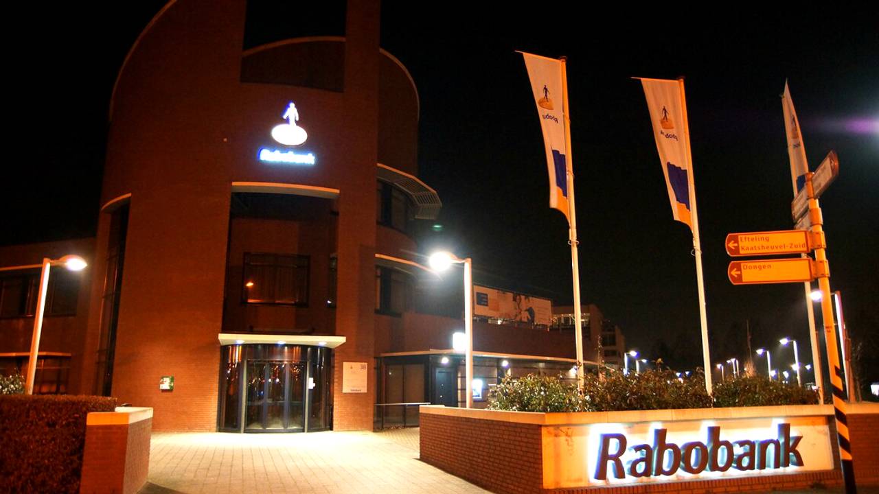 Efteling koopt kantoor Rabobank aan overkant van de toegangsweg: 'Niet ...