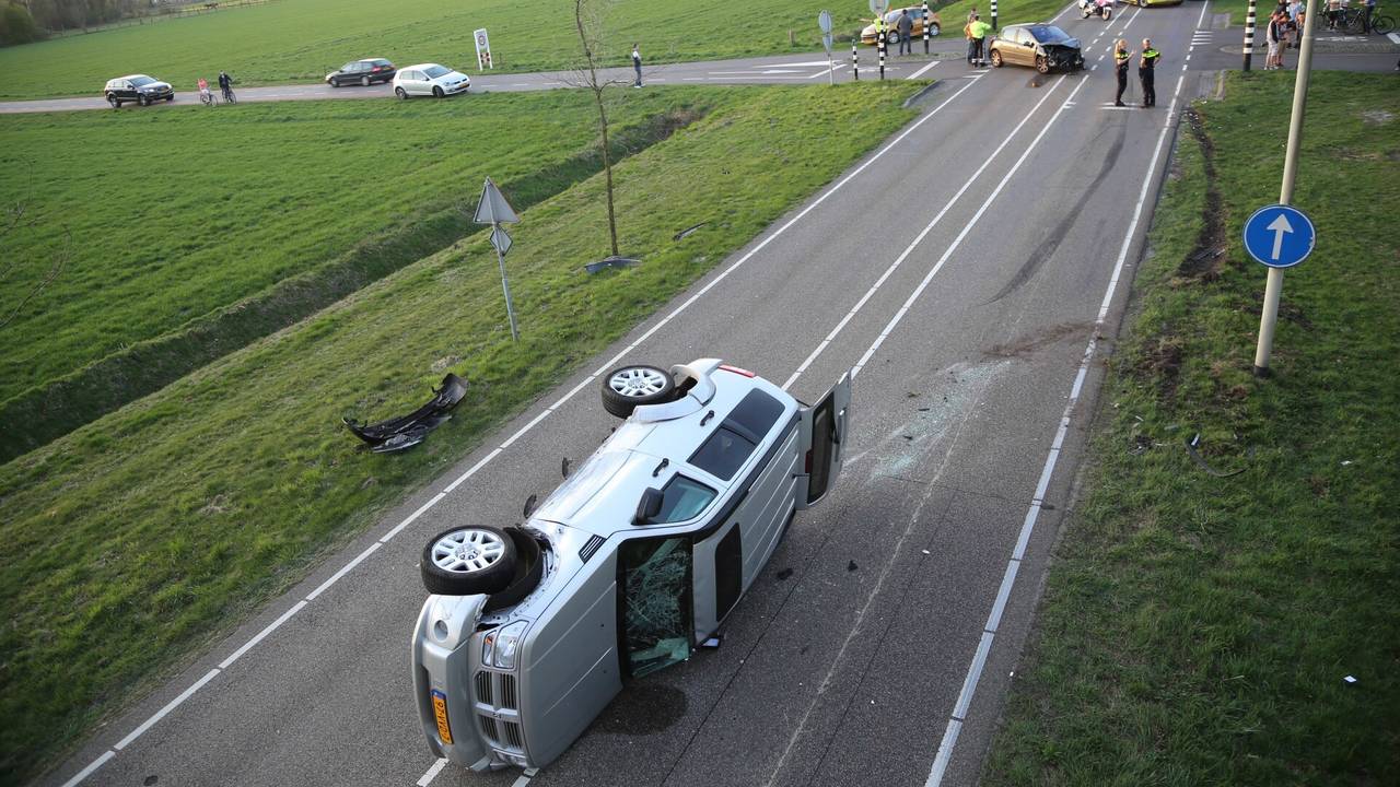 Auto belandt op zijkant op de weg in Zeeland, twee gewonden - Omroep ...