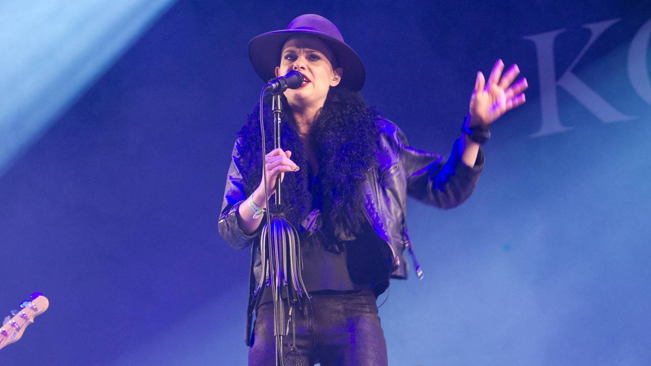 Zangeres Kovacs neemt afscheid van en verwelkomt nieuwe band - Omroep ...