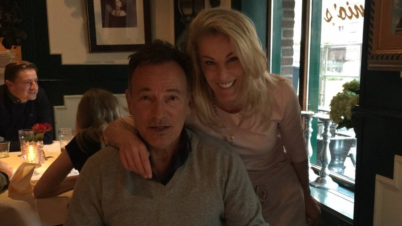 Bruce 'The Boss' Springsteen eet alleen bij Italiaans restaurant ...