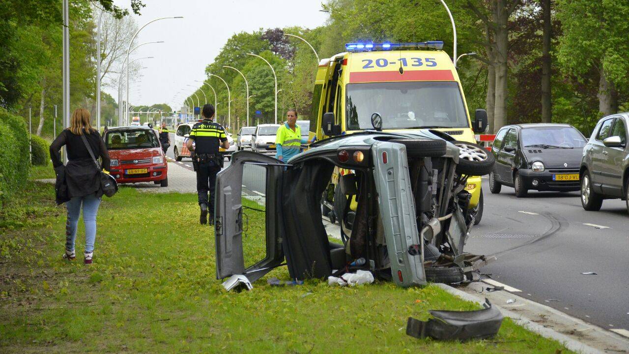 Gewonde bij botsing tussen auto's op Bredaseweg in Tilburg - Omroep Brabant