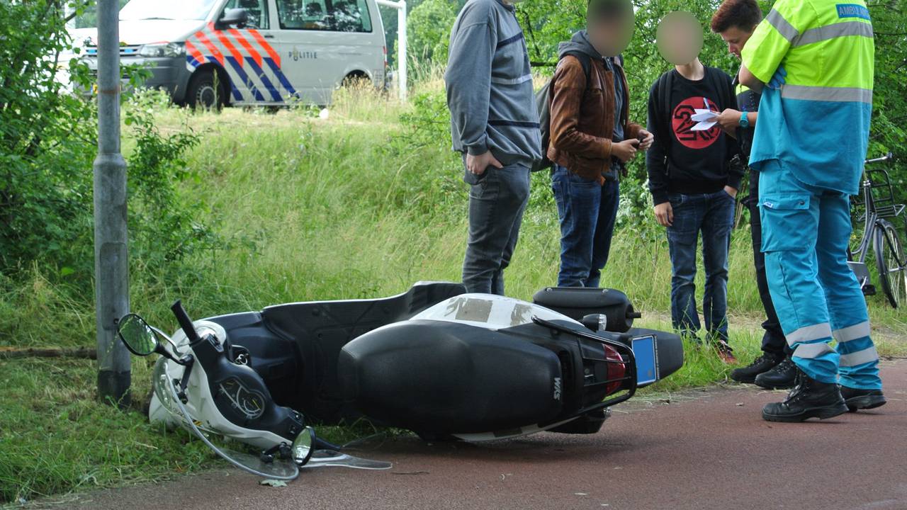 Twee gewonden na botsing tussen scooter en fietser in Breda - Omroep Brabant