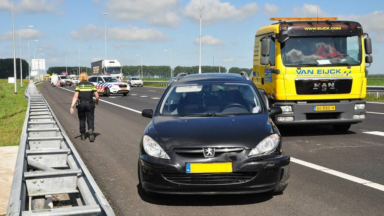 Drie auto's botsen tegen elkaar op A59 bij Waalwijk - Omroep Brabant
