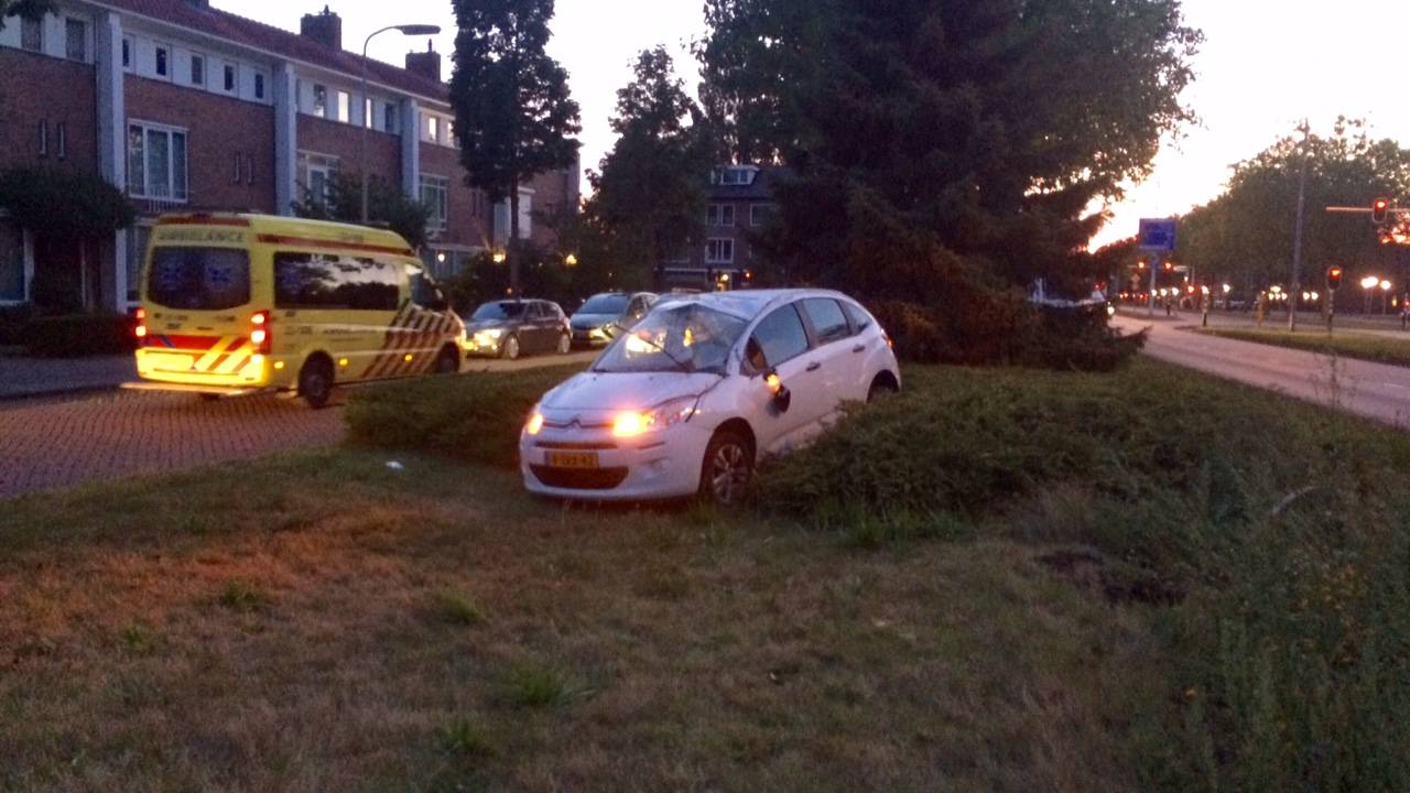 Auto schiet van weg af, over andere rijbaan en belandt in berm ...