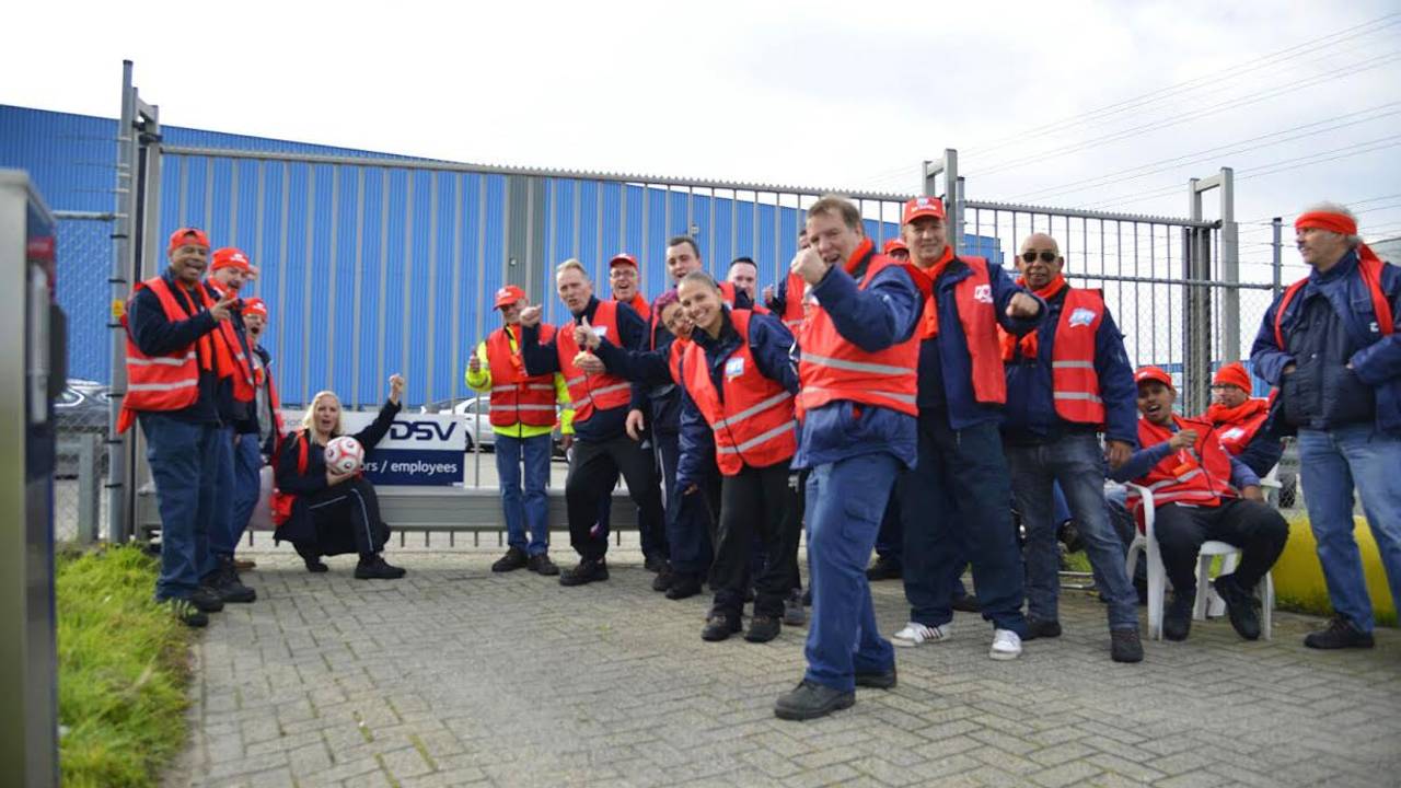 Personeel DSV Solutions in Moerdijk in staking - Omroep Brabant