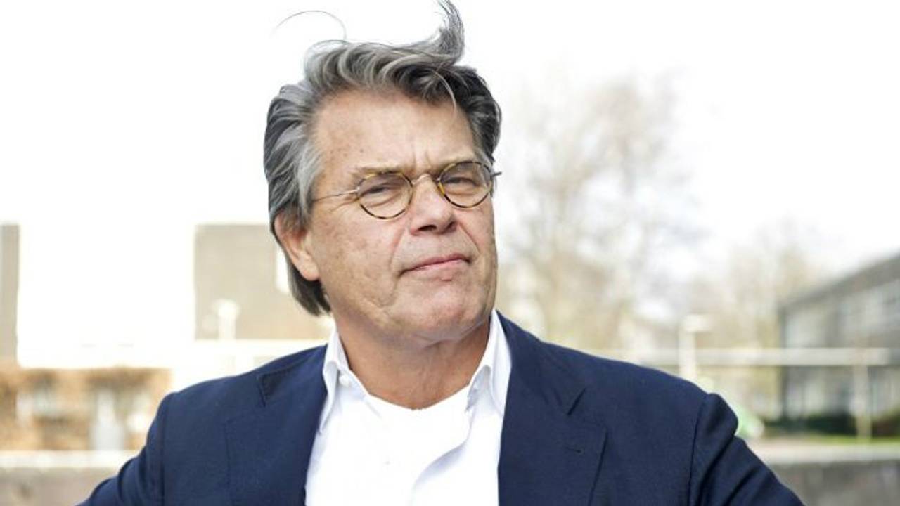 Tsjakka! Emile Ratelband (66) smoorverliefd op 25-jarige Linda Snel uit ...