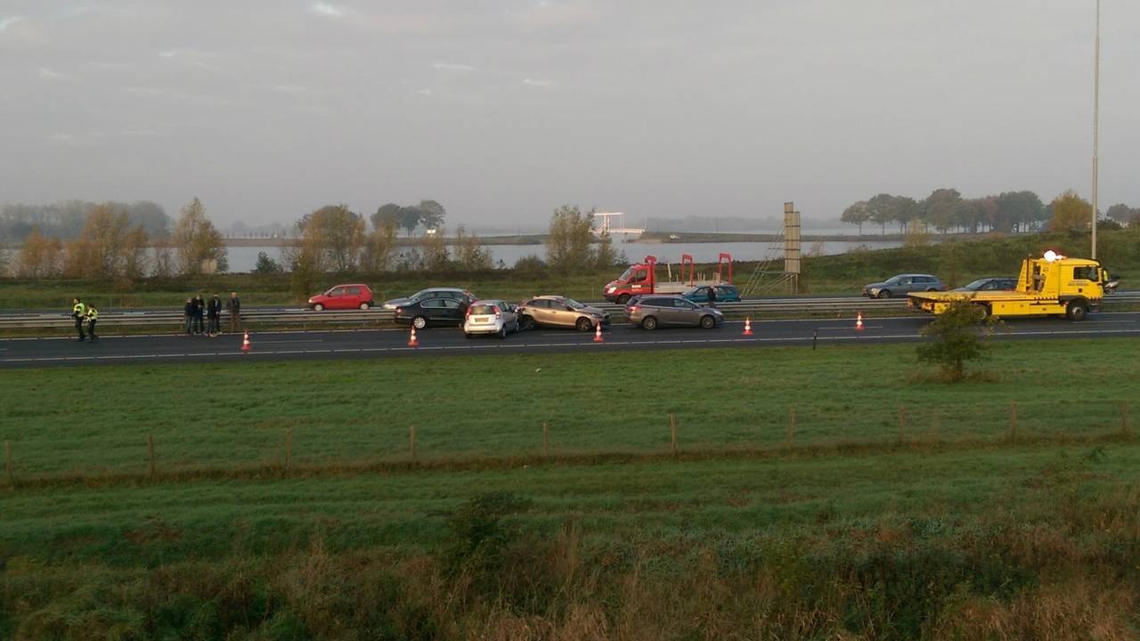 Ongeluk met zes auto's op A73 bij Cuijk: één gewonde, snelweg weer open - Omroep Brabant