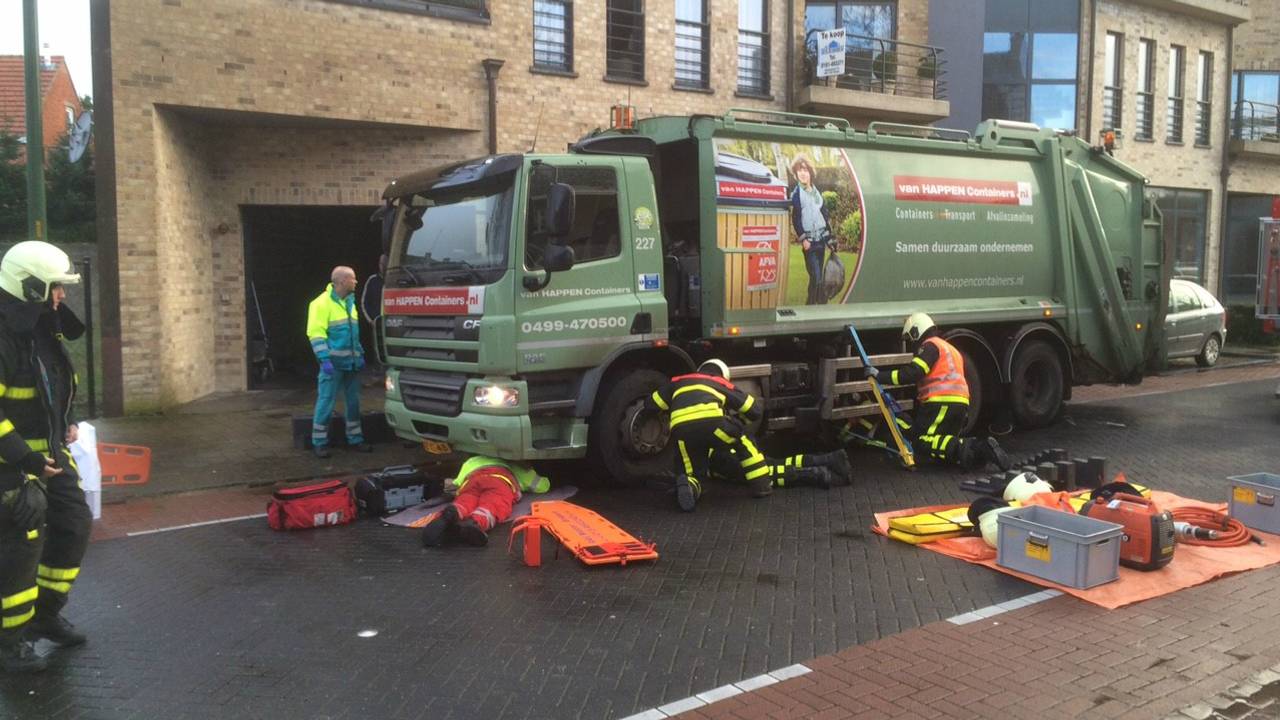 Oudere vrouw vast onder vuilniswagen in Baarle-Nassau - Omroep Brabant