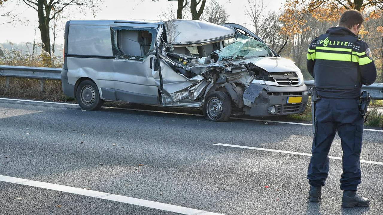 Ongeluk met vrachtwagen en bestelbus, snelweg A58 enige tijd dicht richting Tilburg - Omroep Brabant