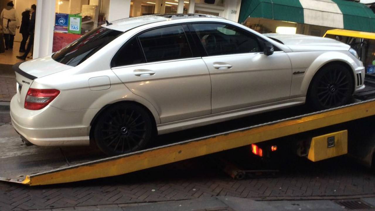 Dure auto en 5000 euro van Bredanaar in beslag genomen - Omroep Brabant