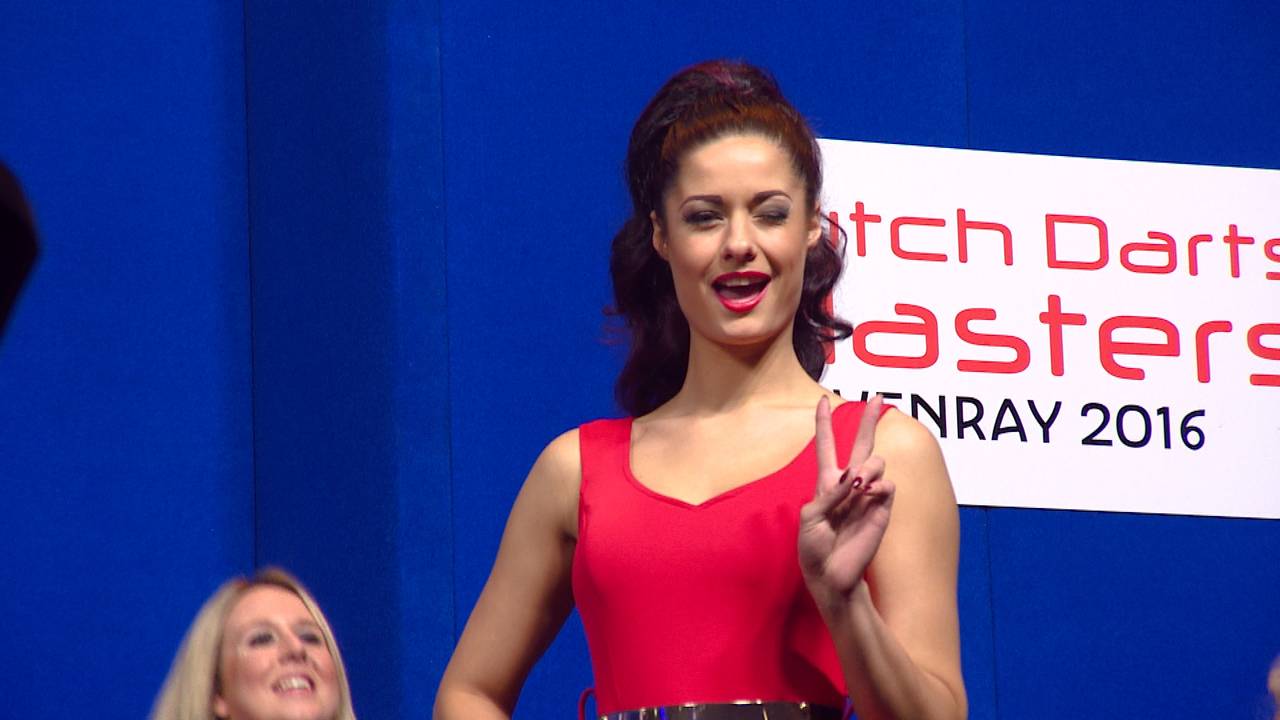 Debuut Angelique van Dinter als walk-on girl tijdens Darts Masters ...