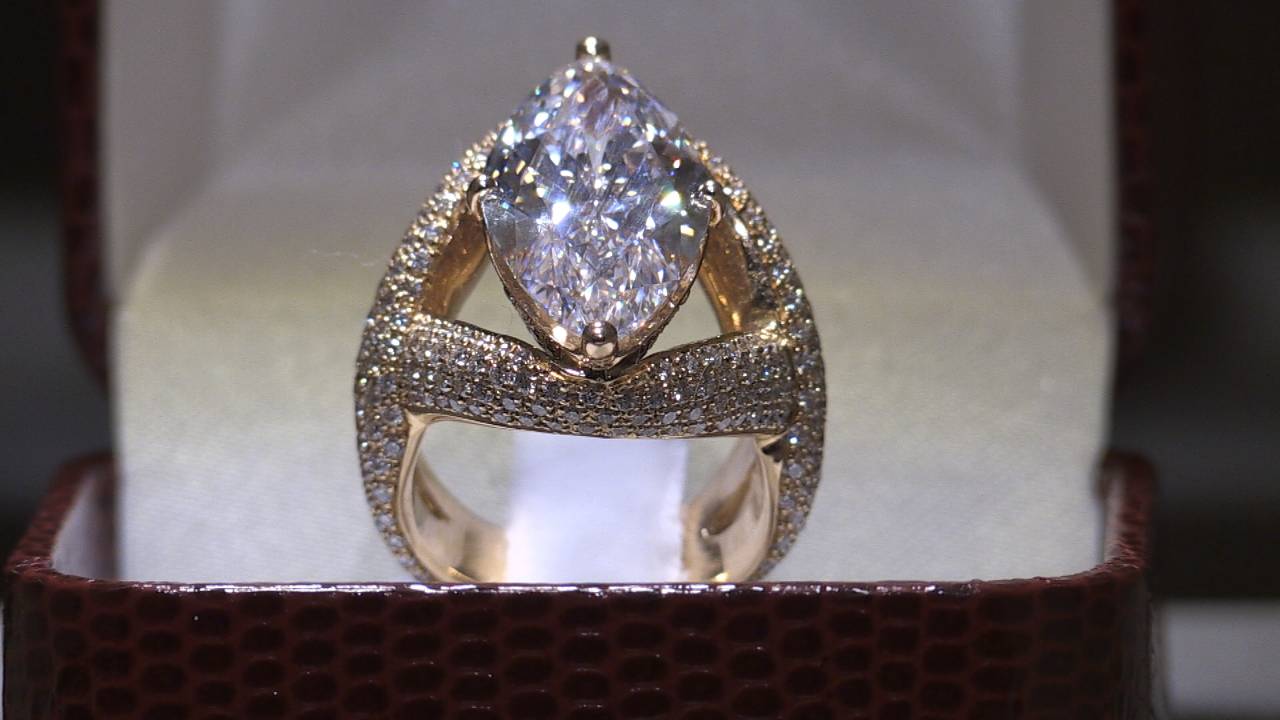 Wie durft hem te dragen? Ring van 1,2 miljoen euro op kunstbeurs in ...