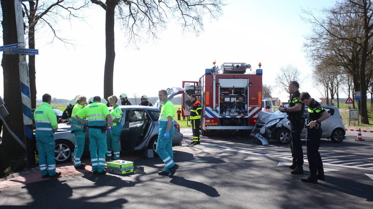 Twee gewonden bij frontale botsing tussen twee auto’s in Chaam - Omroep Brabant