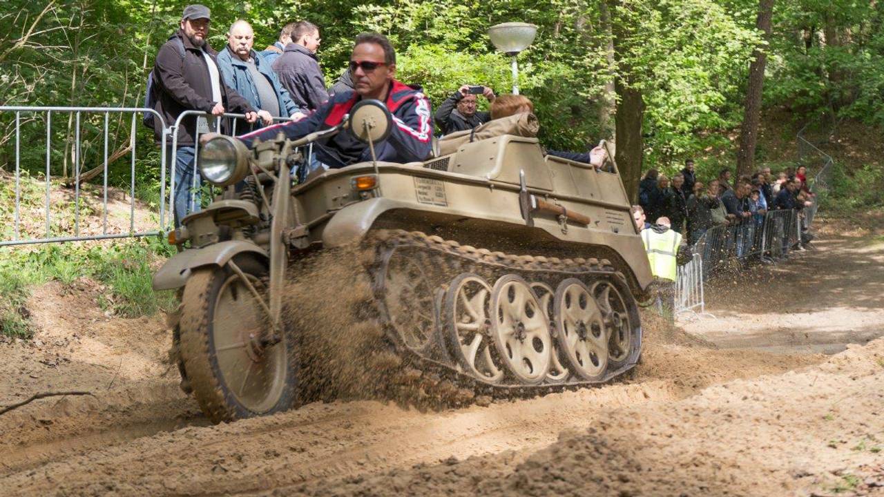 Duitse legervoertuigen bestormen Overloon tijdens Militracks [FOTO'S ...