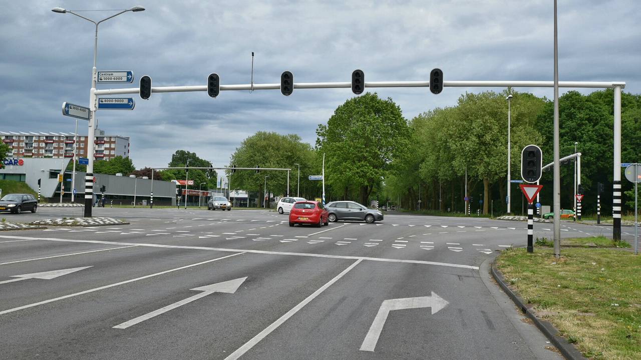 Gevaarlijke situatie kruising Midden-Brabantweg Tilburg: verkeerslichten doen het niet door ...