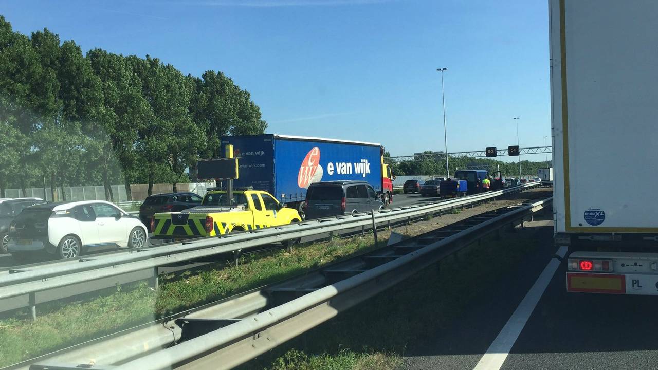 Fileleed op A27 bij Nieuwendijk door diverse ongelukken - Omroep Brabant