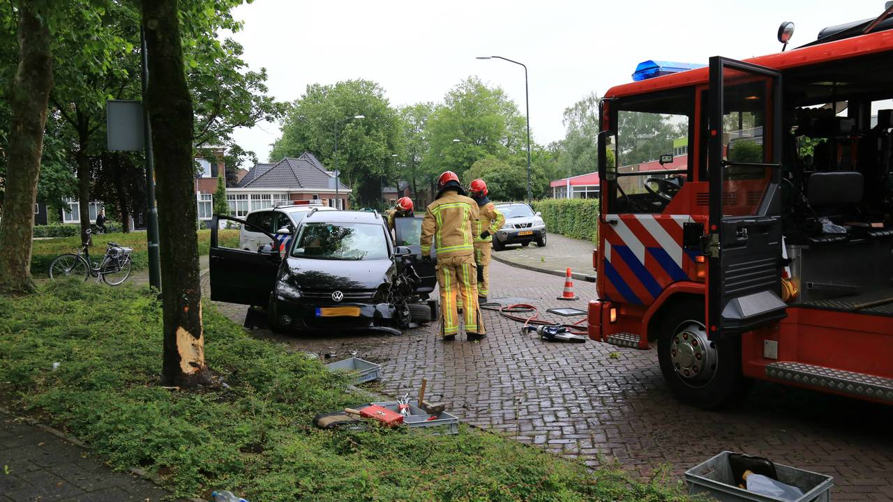 Auto rijdt rechtdoor in bocht en botst tegen boom in Gemert - Omroep Brabant