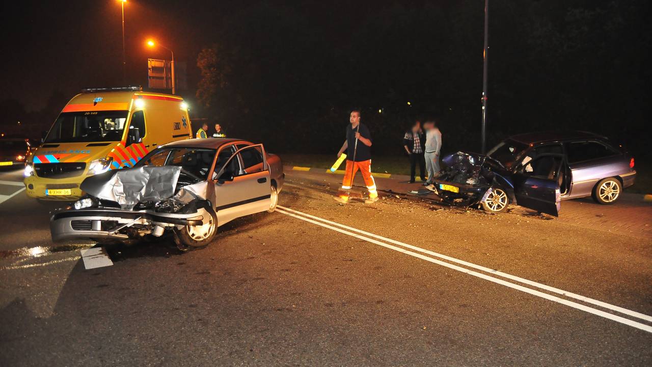 Twee auto's total loss bij frontale botsing in Waalwijk, drie gewonden - Omroep Brabant