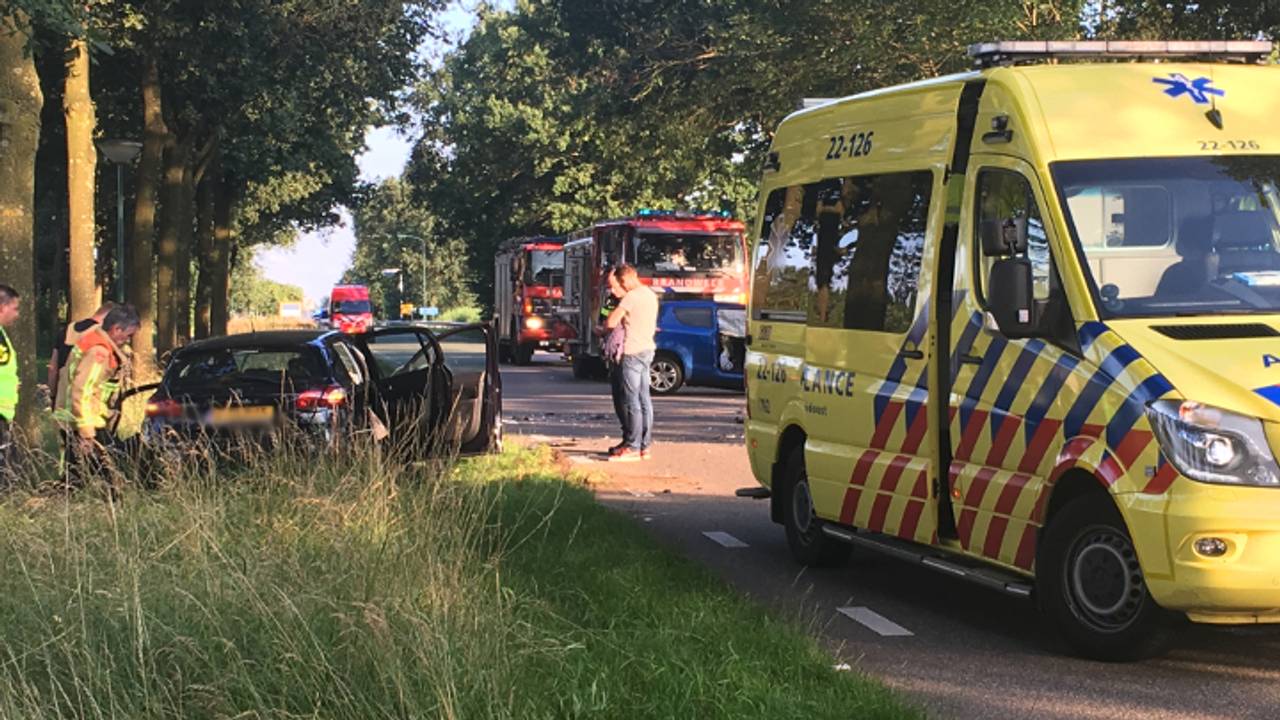 Twee gewonden bij frontale botsing Beek en Donk - Omroep Brabant