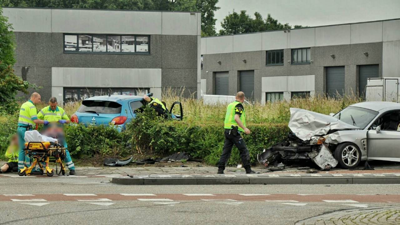 Twee gewonden bij frontale botsing auto's in Bergen op Zoom - Omroep Brabant