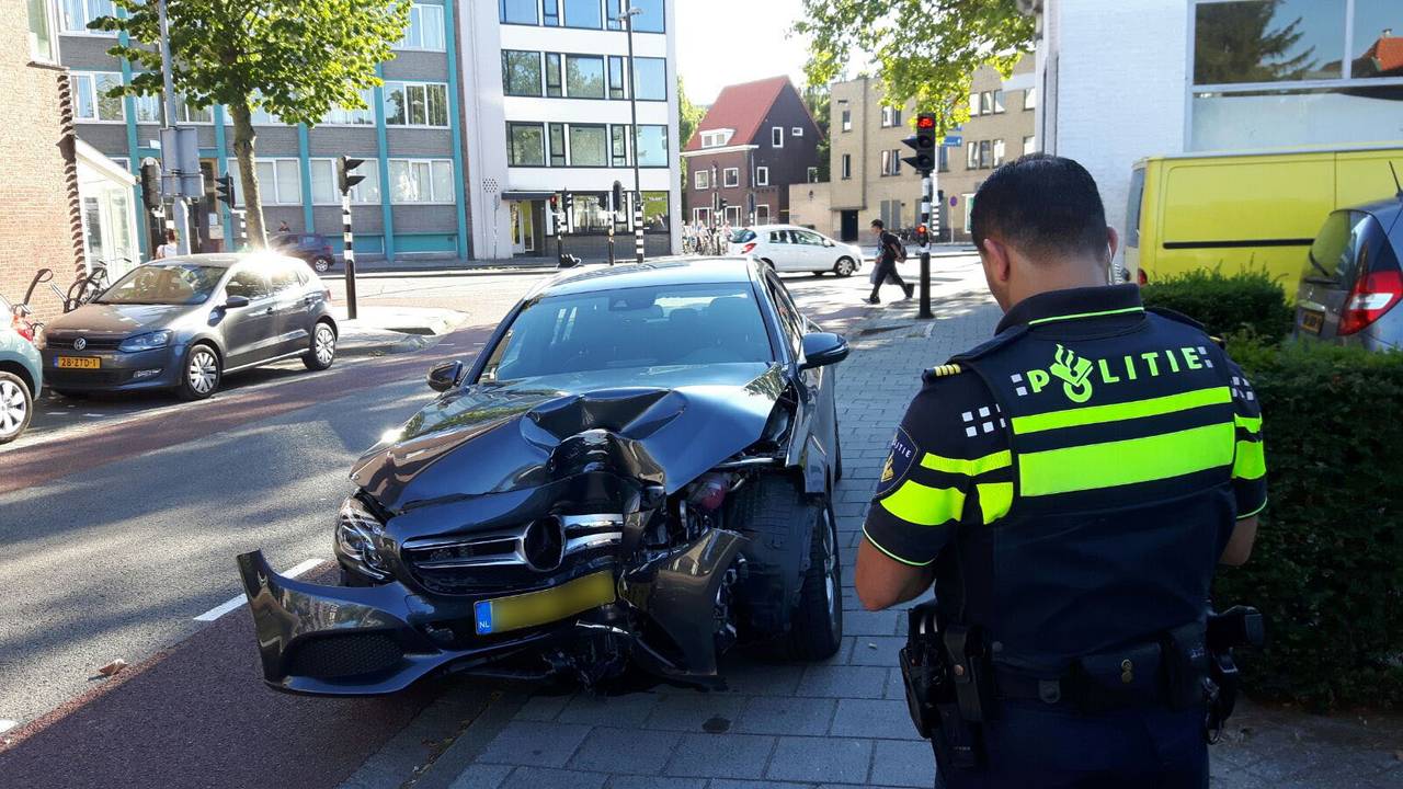 Dure Mercedes in de kreukels na aanrijding met verkeerslicht - Omroep ...