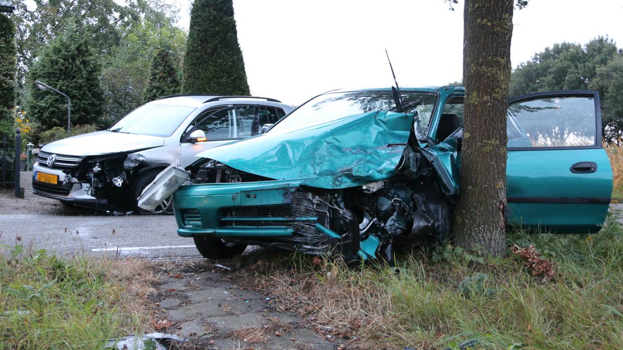 Auto in de kreukels na aanrijding met aanhanger - Omroep Brabant