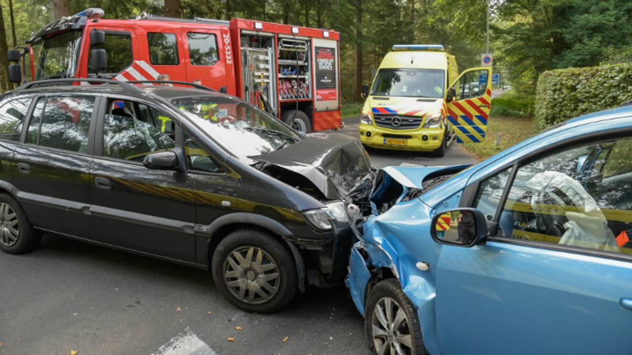 Twee gewonden na frontale botsing in Oosterhout - Omroep Brabant