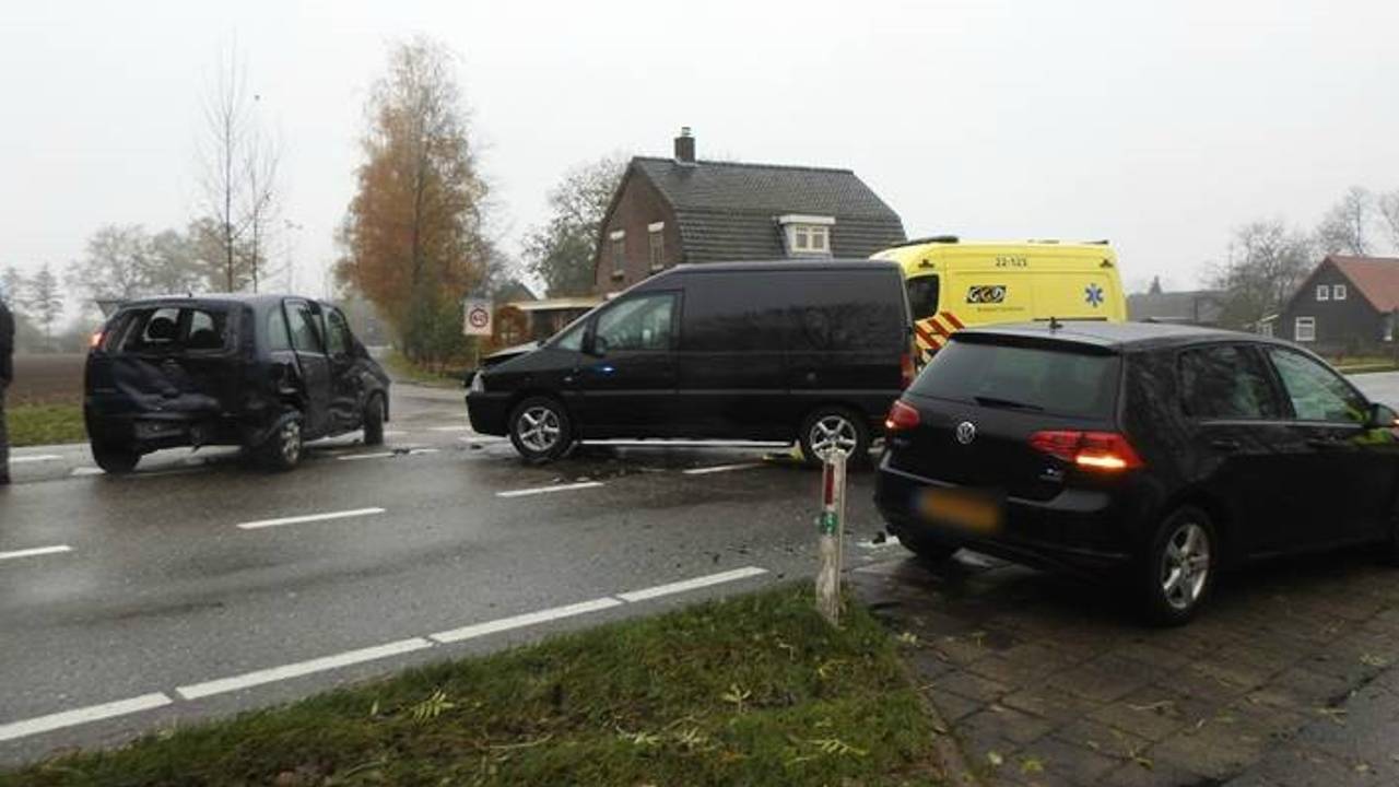 Drie auto's in de kreukels door ongeluk in Beek en Donk - Omroep ...