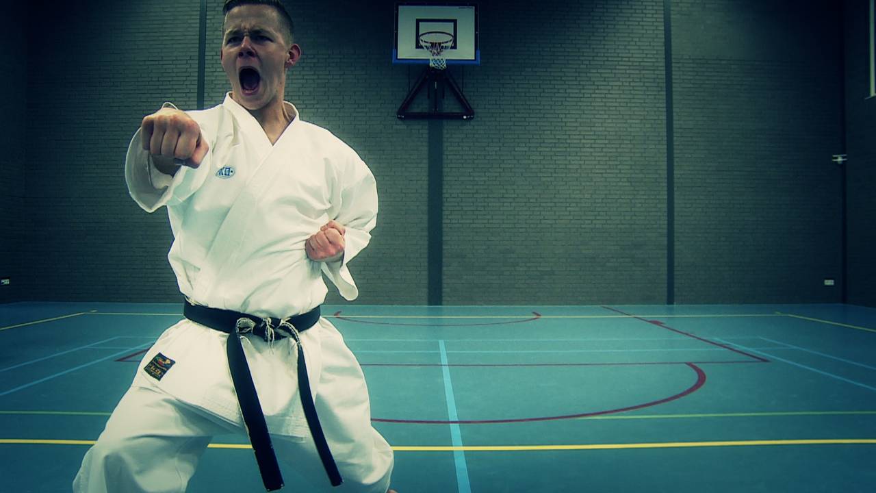 Rick (18) doet aan karate met een onzichtbare tegenstander, en hij gaat ...