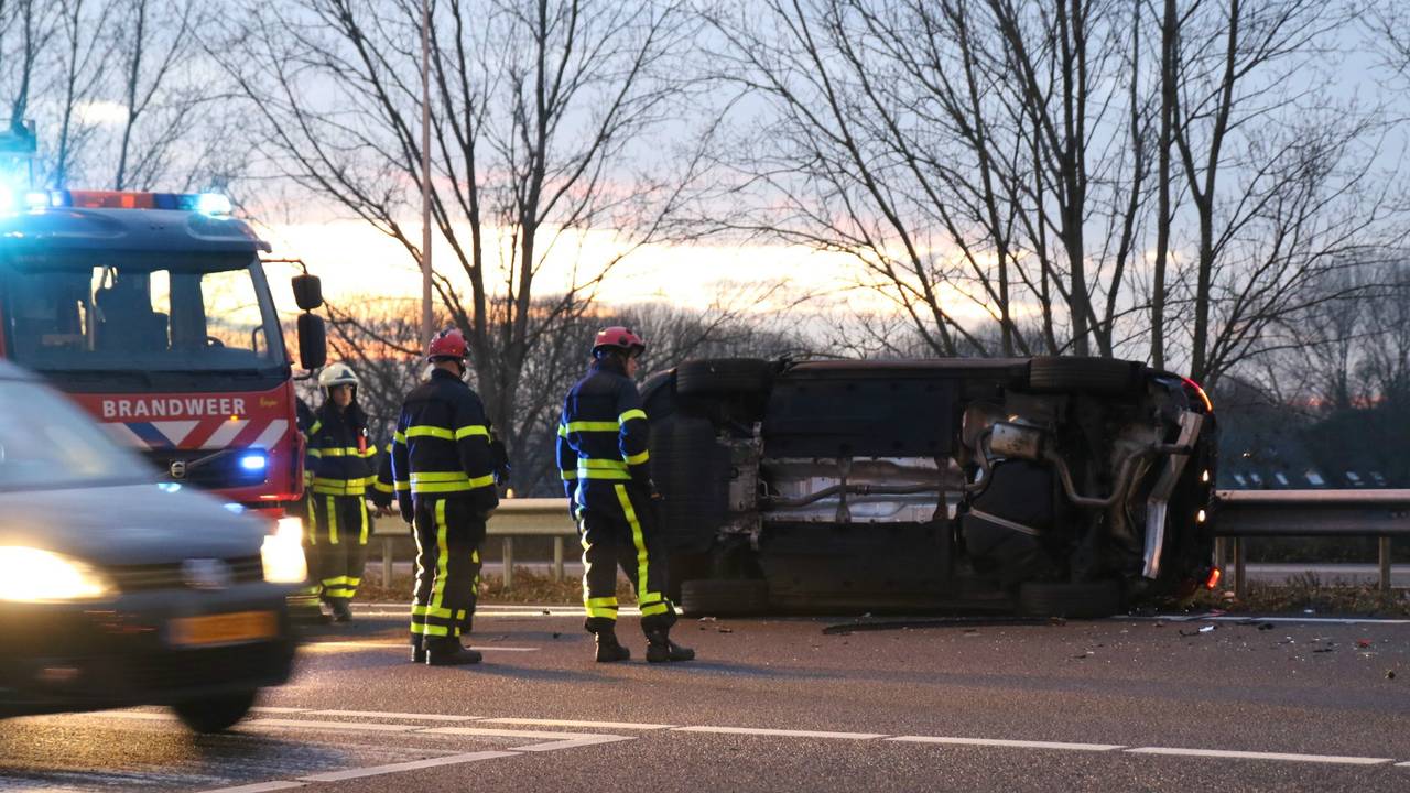 Ongeluk met vier auto's bij Raamsdonksveer, flinke file op A27 - Omroep Brabant