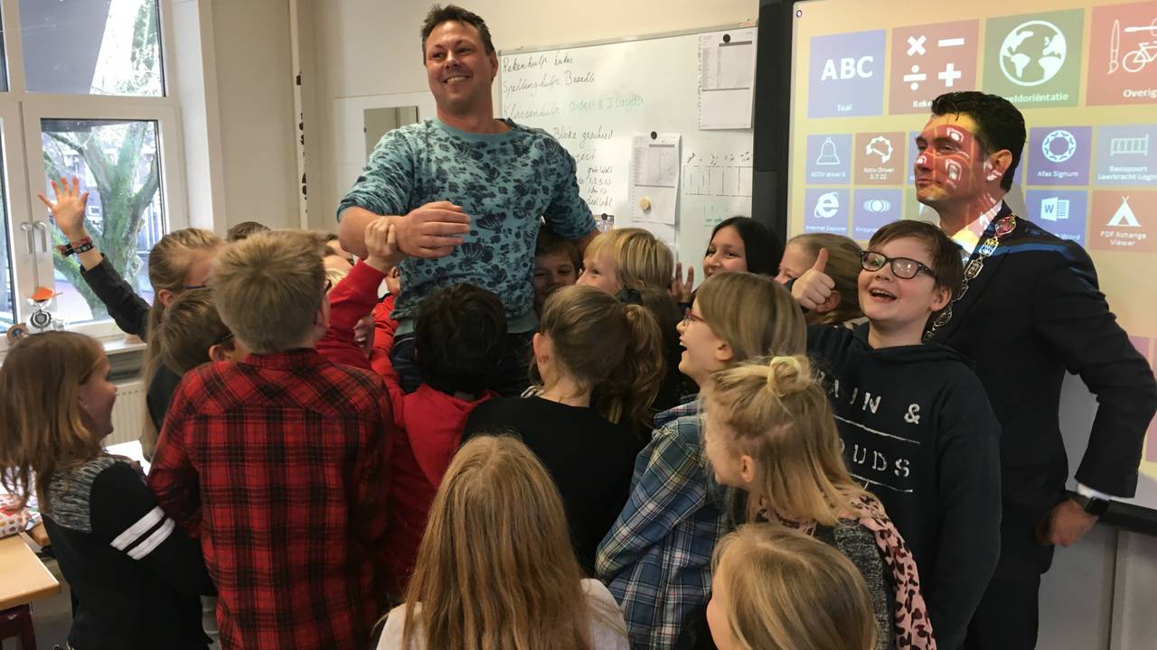 'Onze meester is een held': Robert-Jan krijgt onderscheiding voor ...