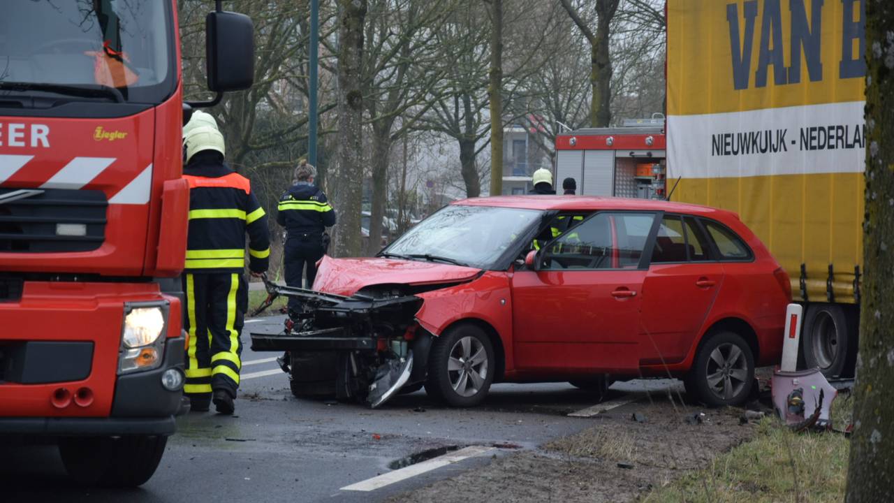 Gewonden bij botsing vrachtwagen en twee auto's, vrachtwagen belandt in de sloot - Omroep Brabant