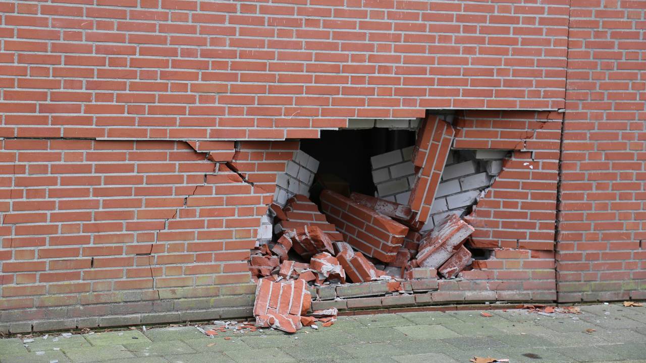 Auto rijdt groot gat in muur flat [FOTO'S] - Omroep Brabant