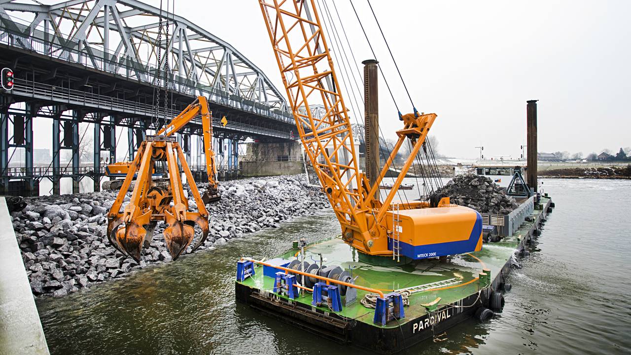 5000 ton stenen voor reparatie afbrokkelende oever bij stuw Grave ...