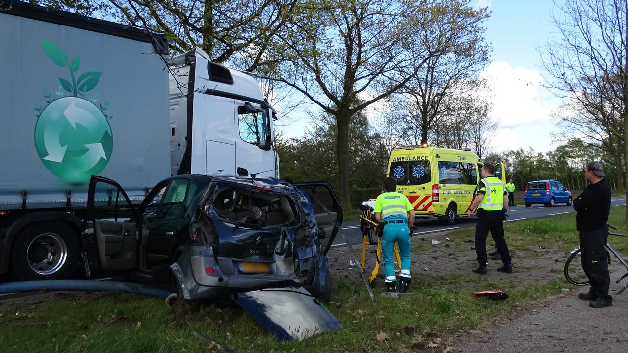 Twee gewonden bij zwaar ongeluk tussen vrachtwagen en auto in Elsendorp - Omroep Brabant