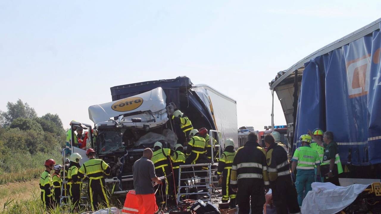 Ravage op A59 bij Terheijden, vrachtwagens en personenauto botsen - Omroep Brabant