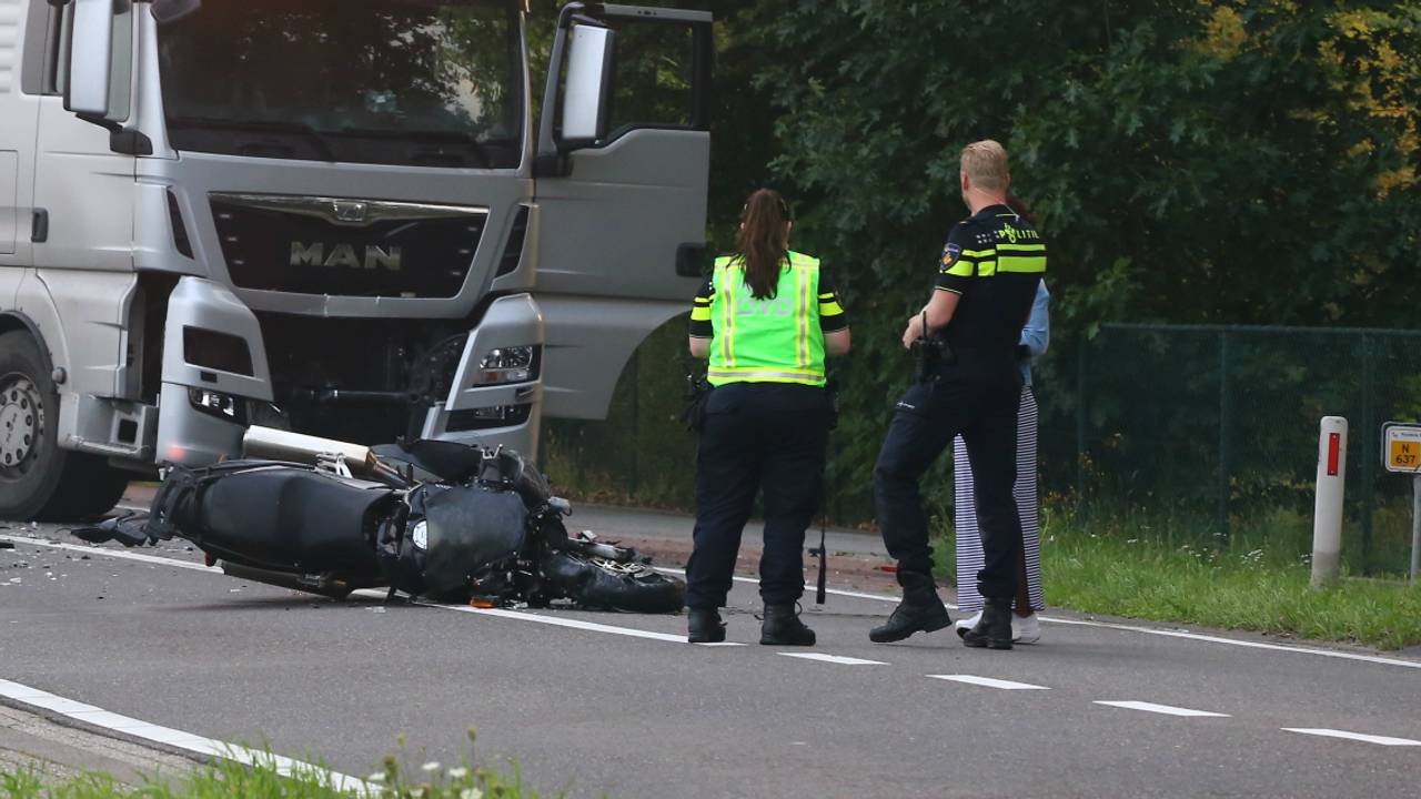 Motorrijder (67) overleden bij frontale botsing met vrachtwagen in Sint-Oedenrode - Omroep Brabant