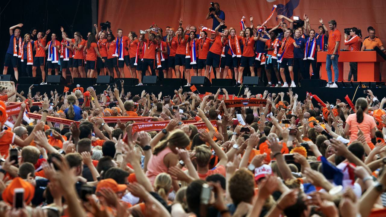 Oranje gaat met duizenden fans van links naar rechts - Omroep Brabant