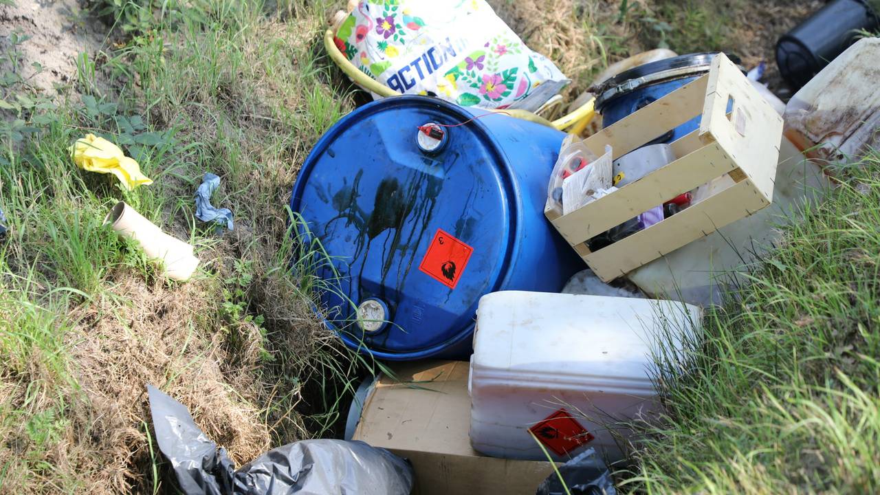Drugsdumping in Halsteren: 'Vier vaten zaten nog halfvol chemicaliën ...