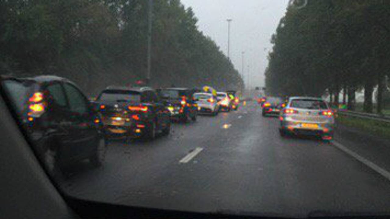 File op de A27 bij Oosterhout na ongeluk met meerdere auto’s - Omroep Brabant