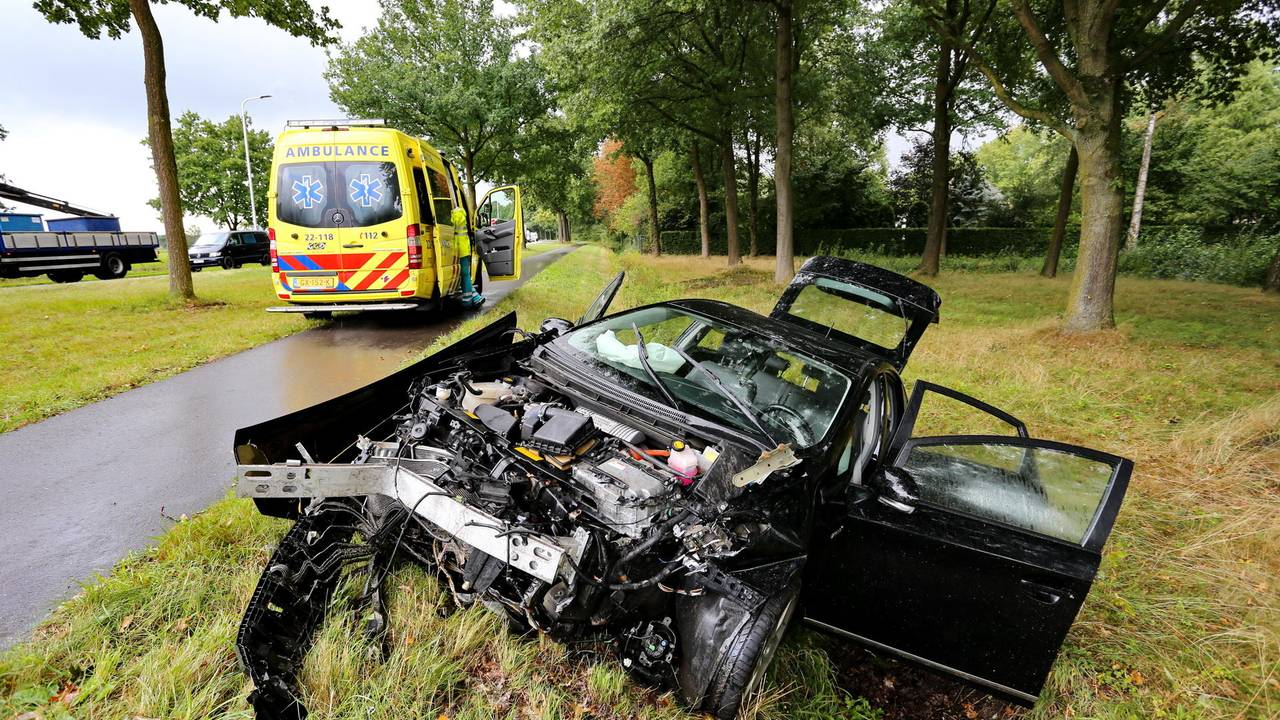 Vrachtwagen en auto botsen in Bladel, twee gewonden - Omroep Brabant